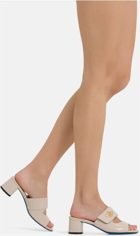 Loriblu Muiltjes van glanzend zandkleurig leer met logo - Schoenen.nl